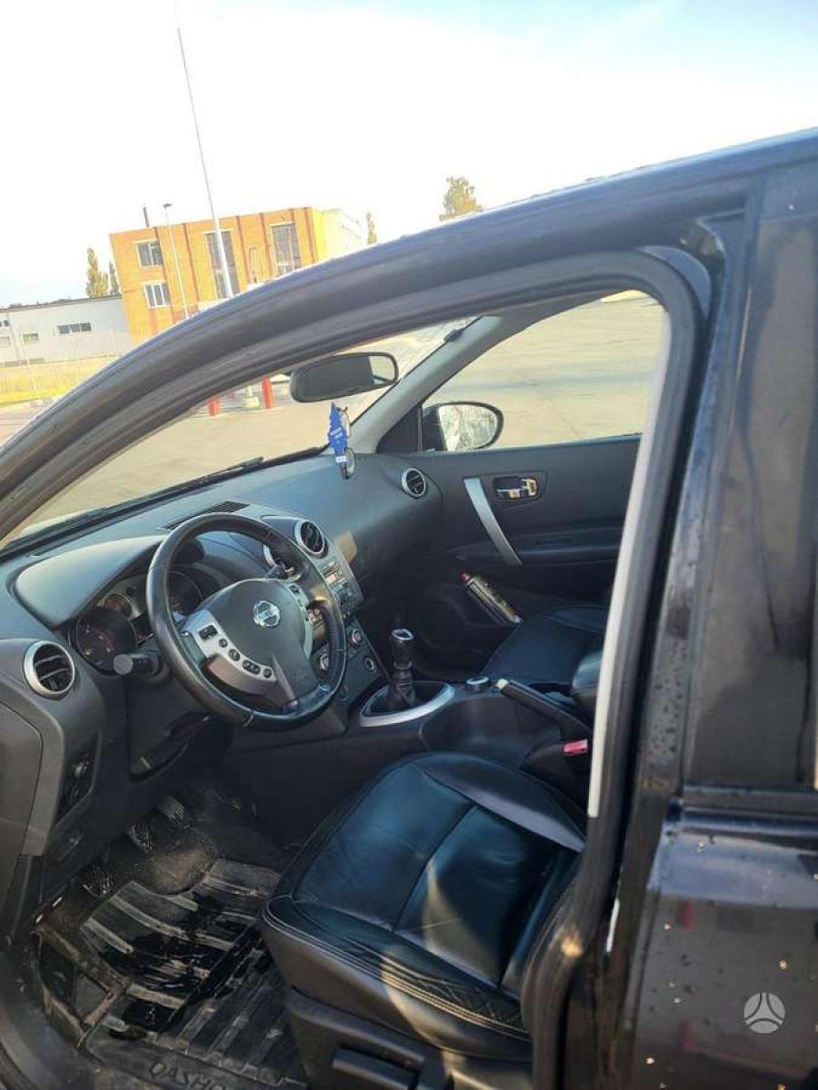 Black Nissan Qashqai 2008 in Pasvalys, with an engine capacity of 2.00 L and mileage of 274 thousand km for 2400 €, photo 8 on AUTOMOTO.COM.LV