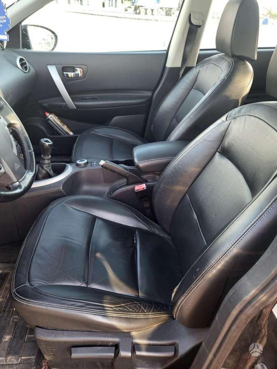 Black Nissan Qashqai 2008 in Pasvalys, with an engine capacity of 2.00 L and mileage of 274 thousand km for 2400 €, photo 10 on AUTOMOTO.COM.LV
