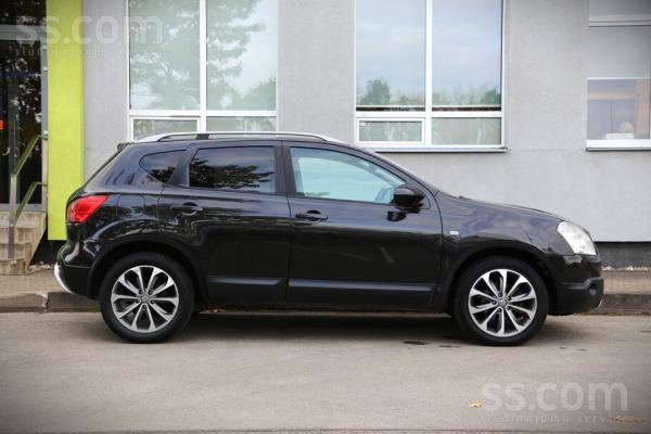 Black Nissan Qashqai 2009 in Riga, with an engine capacity of 2.00 L and mileage of 0 thousand km for 3995 €, photo 3 on AUTOMOTO.COM.LV