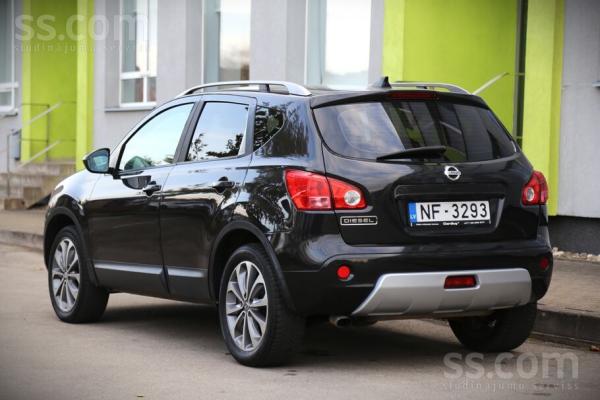Black Nissan Qashqai 2009 in Riga, with an engine capacity of 2.00 L and mileage of 0 thousand km for 3995 €, photo 5 on AUTOMOTO.COM.LV