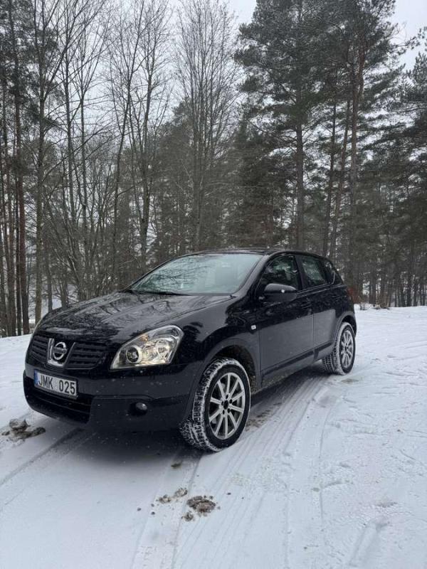 Black Nissan Qashqai 2009 in Vilnius, with an engine capacity of 1.46 L and mileage of 319 thousand km for 3850 €, photo 1 on AUTOMOTO.COM.LV