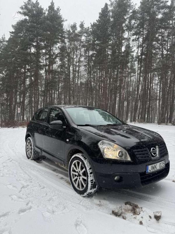 Black Nissan Qashqai 2009 in Vilnius, with an engine capacity of 1.46 L and mileage of 319 thousand km for 3850 €, photo 3 on AUTOMOTO.COM.LV