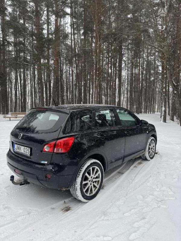 Black Nissan Qashqai 2009 in Vilnius, with an engine capacity of 1.46 L and mileage of 319 thousand km for 3850 €, photo 4 on AUTOMOTO.COM.LV