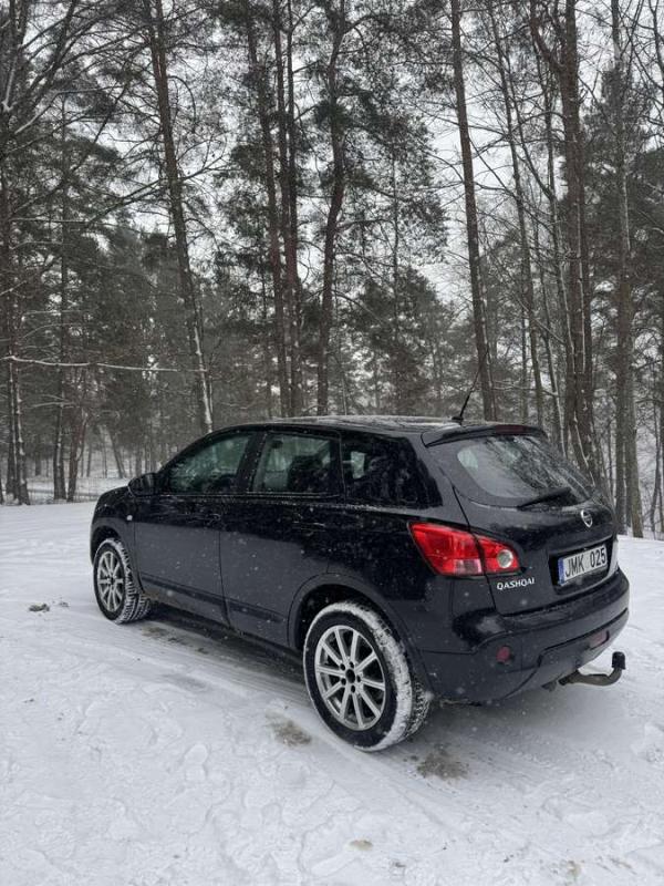 Black Nissan Qashqai 2009 in Vilnius, with an engine capacity of 1.46 L and mileage of 319 thousand km for 3850 €, photo 5 on AUTOMOTO.COM.LV