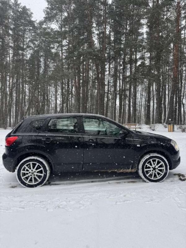 Black Nissan Qashqai 2009 in Vilnius, with an engine capacity of 1.46 L and mileage of 319 thousand km for 3850 €, photo 8 on AUTOMOTO.COM.LV