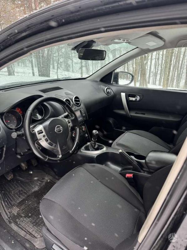 Black Nissan Qashqai 2009 in Vilnius, with an engine capacity of 1.46 L and mileage of 319 thousand km for 3850 €, photo 9 on AUTOMOTO.COM.LV
