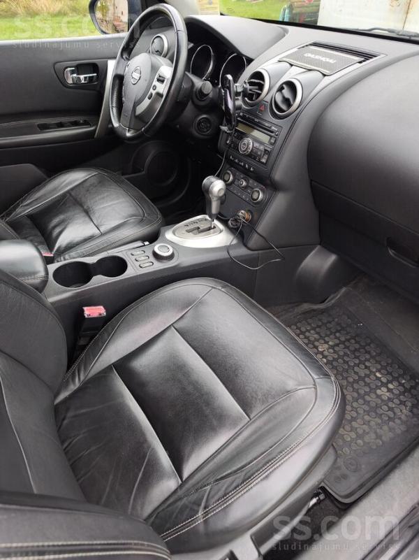 Black Nissan Qashqai 2009 in Riga, with an engine capacity of 2.00 L and mileage of 302 thousand km for 3500 €, photo 5 on AUTOMOTO.COM.LV
