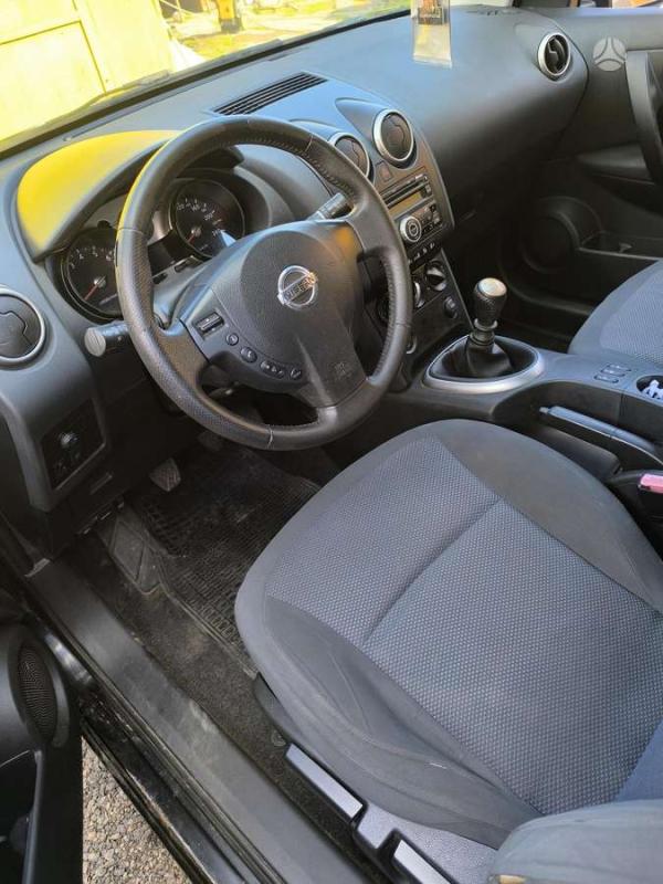 Black Nissan Qashqai 2009 in Vievis, with an engine capacity of 2.00 L and mileage of 279 thousand km for 1500 €, photo 5 on AUTOMOTO.COM.LV