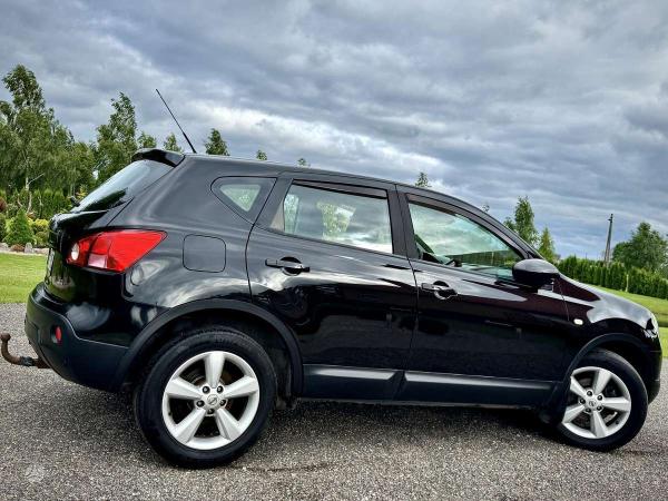 Black Nissan Qashqai 2009 in Alytus, with an engine capacity of 2.00 L and mileage of 412 thousand km for 4099 €, photo 1 on AUTOMOTO.COM.LV