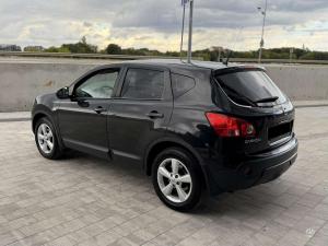 Black Nissan Qashqai 2009 in Kaunas, with an engine capacity of 1.46 L and mileage of 330 thousand km for 2900 €, photo 4 on AUTOMOTO.COM.LV