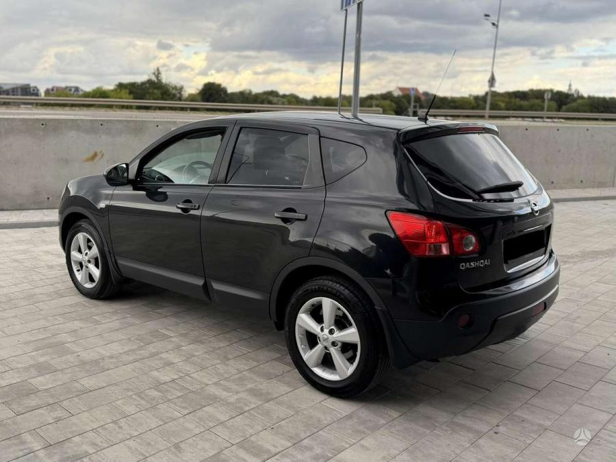Black Nissan Qashqai 2009 in Kaunas, with an engine capacity of 1.46 L and mileage of 330 thousand km for 2900 €, photo 4 on AUTOMOTO.COM.LV