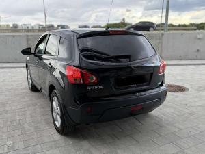Black Nissan Qashqai 2009 in Kaunas, with an engine capacity of 1.46 L and mileage of 330 thousand km for 2900 €, photo 5 on AUTOMOTO.COM.LV