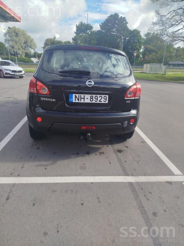 Black Nissan Qashqai 2009 in Ogre, with an engine capacity of 1.50 L and mileage of 237 thousand km for 3900 €, photo 1 on AUTOMOTO.COM.LV