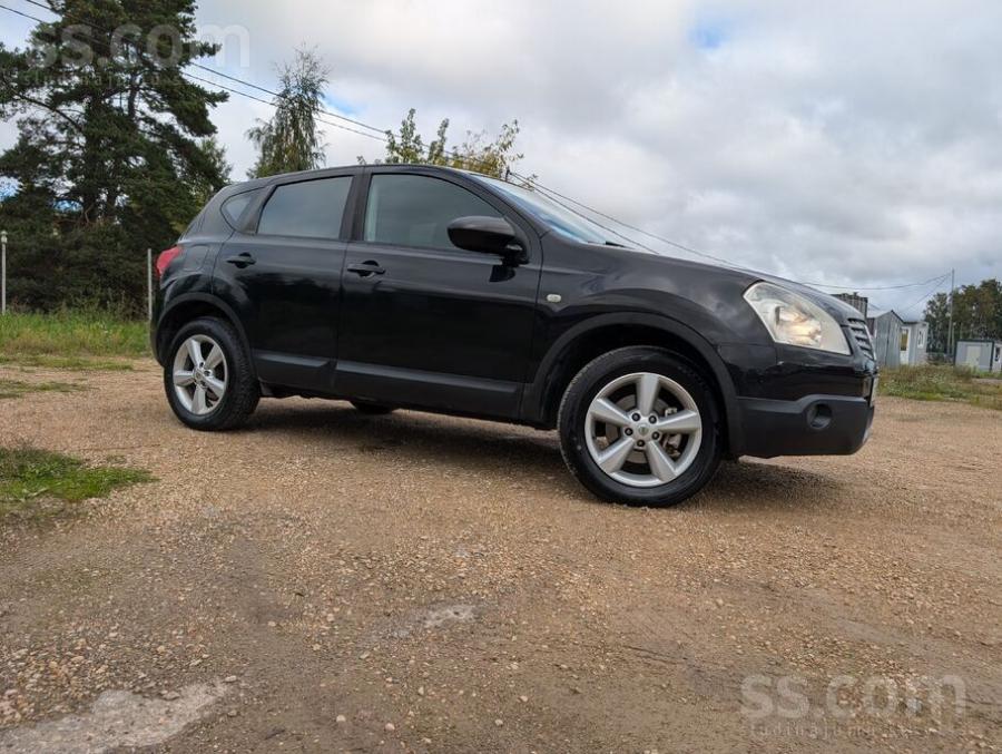 Black Nissan Qashqai 2009 in Riga, with an engine capacity of 1.50 L and mileage of 230 thousand km for 3800 €, photo 6 on AUTOMOTO.COM.LV