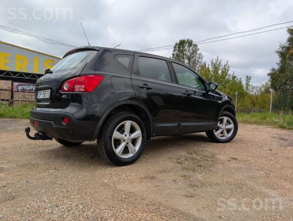 Nissan Qashqai 2009 in Riga on AUTOMOTO.COM.LV Black Nissan Qashqai 2009 in Riga, with an engine capacity of 1.50 L and mileage of 230 thousand km for 3900 €, photo 9 on AUTOMOTO.COM.LV