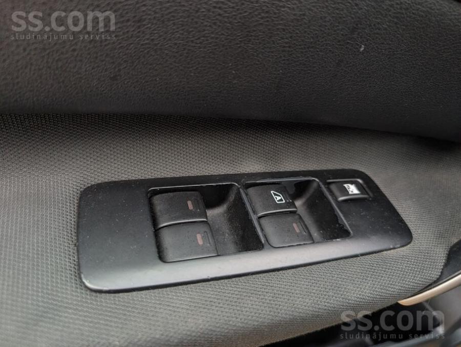 Black Nissan Qashqai 2009 in Riga, with an engine capacity of 1.50 L and mileage of 230 thousand km for 3800 €, photo 21 on AUTOMOTO.COM.LV