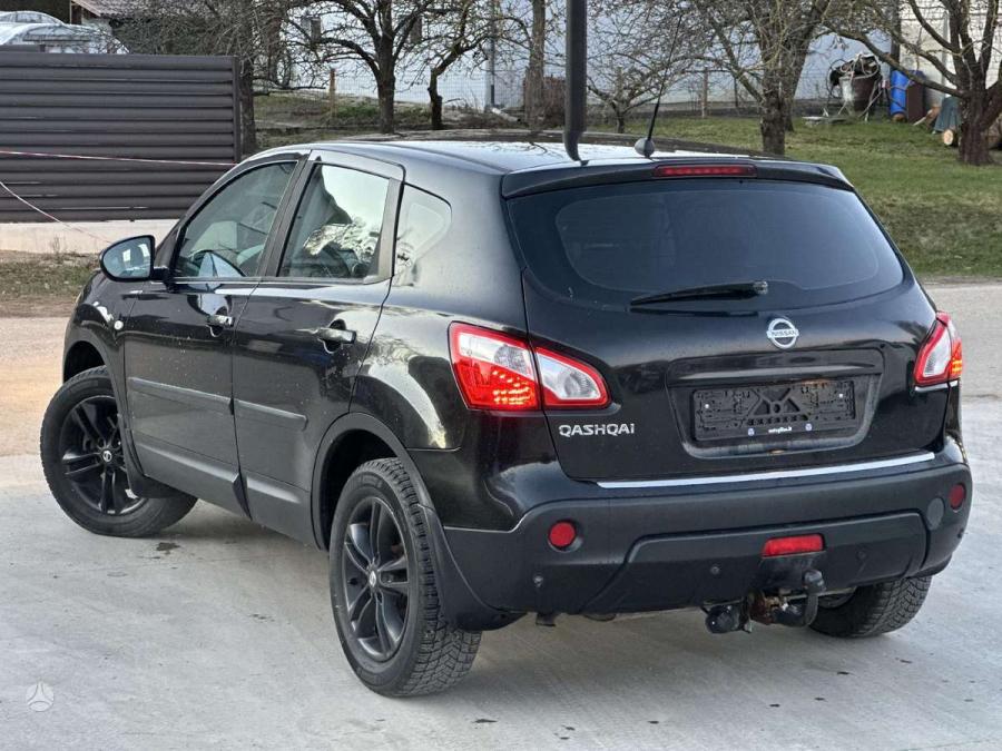 Black Nissan Qashqai 2010 in Alytus, with an engine capacity of 1.60 L and mileage of 220 thousand km for 5680 €, photo 3 on AUTOMOTO.COM.LV