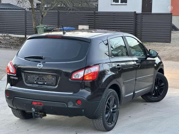 Melns Nissan Qashqai 2010 Alīta, ar dzinēja tilpumu 1.60 L un nobraukumu 220 tūkst. km par 5680 €, foto 4 vietnē AUTOMOTO.COM.LV