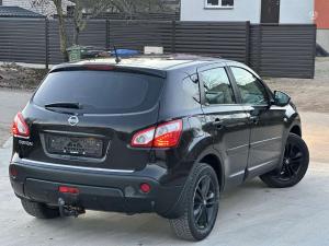 Black Nissan Qashqai 2010 in Alytus, with an engine capacity of 1.60 L and mileage of 220 thousand km for 5680 €, photo 4 on AUTOMOTO.COM.LV