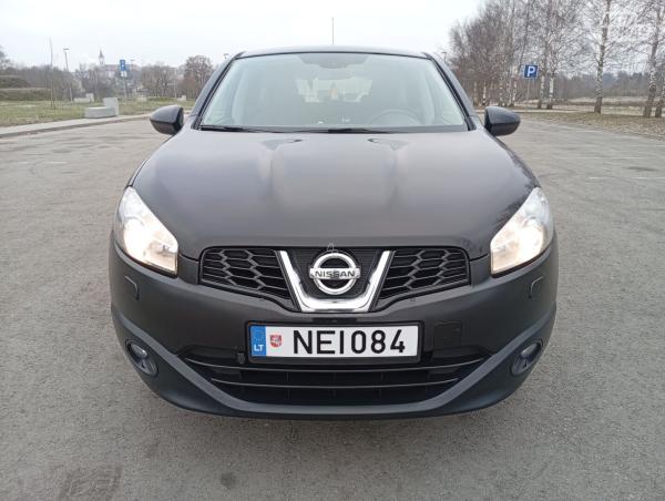 Black Nissan Qashqai 2010 in Vilnius, with an engine capacity of 1.60 L and mileage of 274 thousand km for 5100 €, photo 2 on AUTOMOTO.COM.LV
