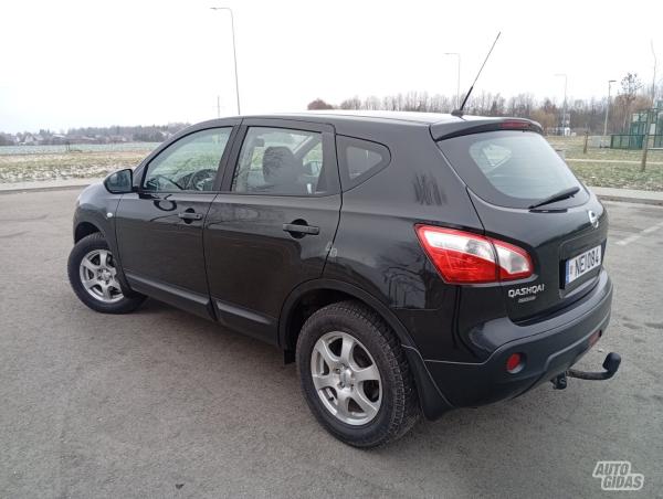 Black Nissan Qashqai 2010 in Vilnius, with an engine capacity of 1.60 L and mileage of 274 thousand km for 5100 €, photo 4 on AUTOMOTO.COM.LV
