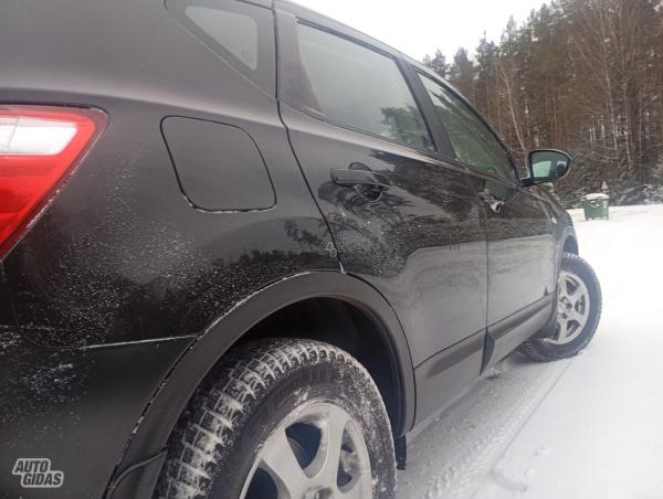 Black Nissan Qashqai 2010 in Vilnius, with an engine capacity of 1.60 L and mileage of 274 thousand km for 4950 €, photo 8 on AUTOMOTO.COM.LV