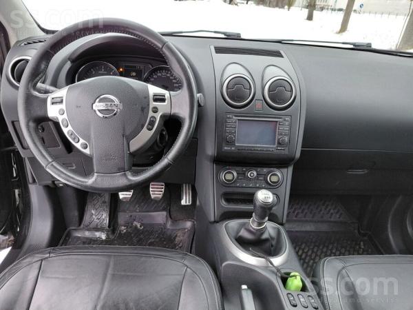 Black Nissan Qashqai 2010 in Talsi, with an engine capacity of 2.00 L and mileage of 294 thousand km for 5200 €, photo 9 on AUTOMOTO.COM.LV