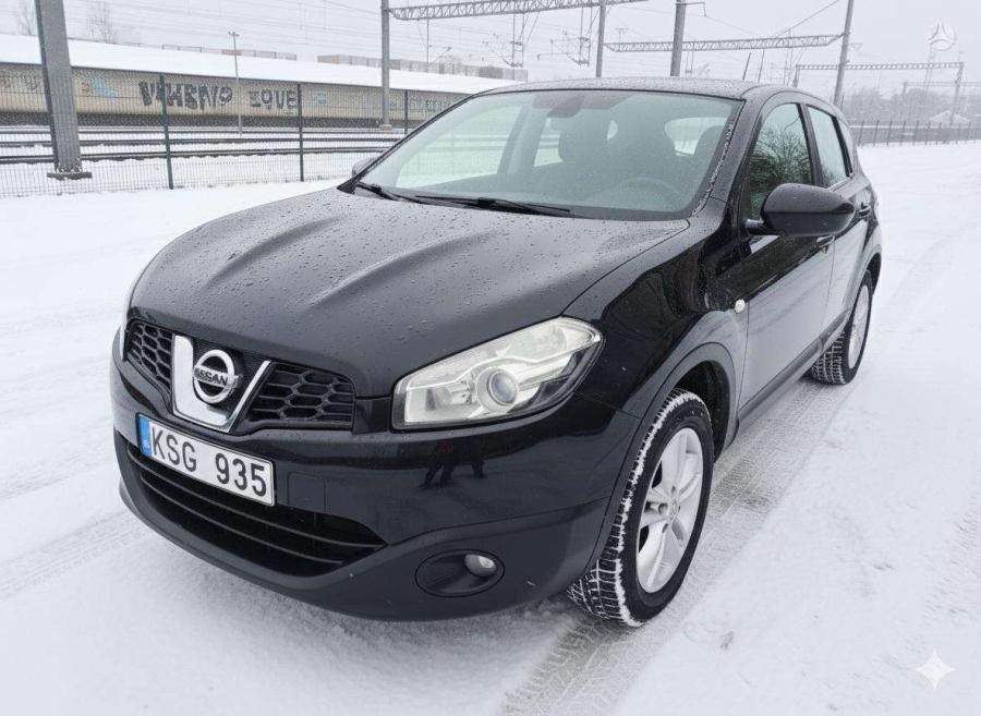 Black Nissan Qashqai 2010 in Siauliai, with an engine capacity of 1.46 L and mileage of 247 thousand km for 4850 €, photo 3 on AUTOMOTO.COM.LV