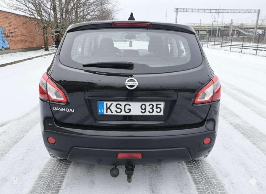Black Nissan Qashqai 2010 in Siauliai, with an engine capacity of 1.46 L and mileage of 247 thousand km for 4850 €, photo 5 on AUTOMOTO.COM.LV