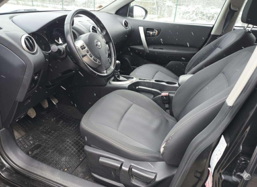Black Nissan Qashqai 2010 in Siauliai, with an engine capacity of 1.46 L and mileage of 247 thousand km for 4850 €, photo 7 on AUTOMOTO.COM.LV