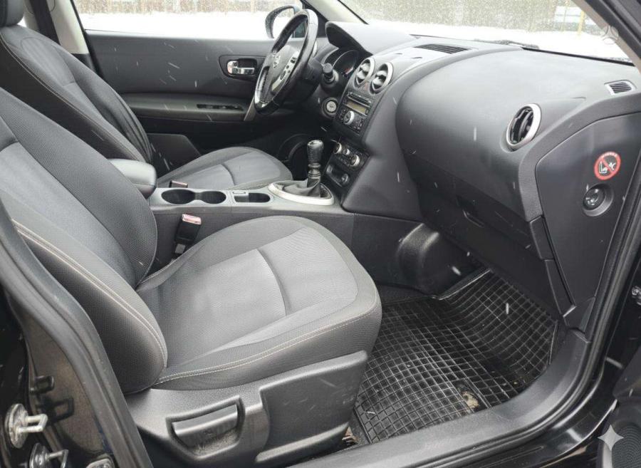 Black Nissan Qashqai 2010 in Siauliai, with an engine capacity of 1.46 L and mileage of 247 thousand km for 4850 €, photo 13 on AUTOMOTO.COM.LV
