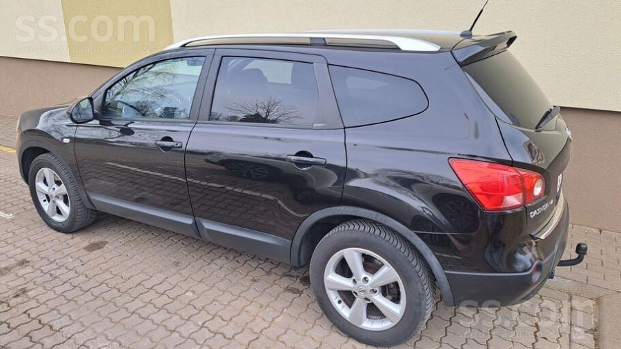 Black Nissan Qashqai 2010 in Ogre, with an engine capacity of 2.00 L and mileage of 298 thousand km for 4999 €, photo 3 on AUTOMOTO.COM.LV