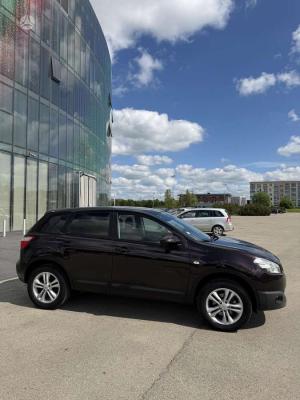 Black Nissan Qashqai 2010 in Siauliai, with an engine capacity of 1.46 L and mileage of 341 thousand km for 4600 €, photo 3 on AUTOMOTO.COM.LV