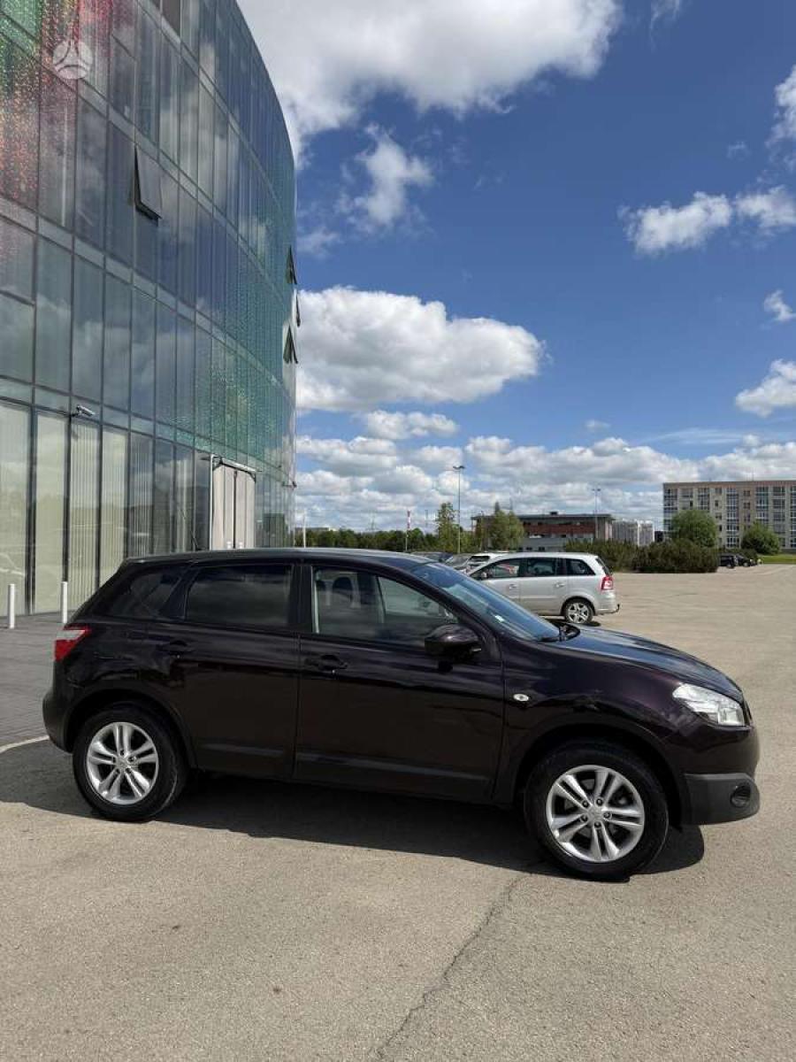 Black Nissan Qashqai 2010 in Siauliai, with an engine capacity of 1.46 L and mileage of 341 thousand km for 4600 €, photo 3 on AUTOMOTO.COM.LV