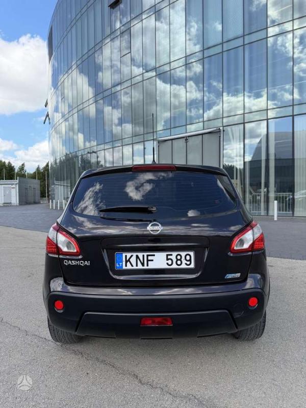 Black Nissan Qashqai 2010 in Siauliai, with an engine capacity of 1.46 L and mileage of 341 thousand km for 4600 €, photo 3 on AUTOMOTO.COM.LV
