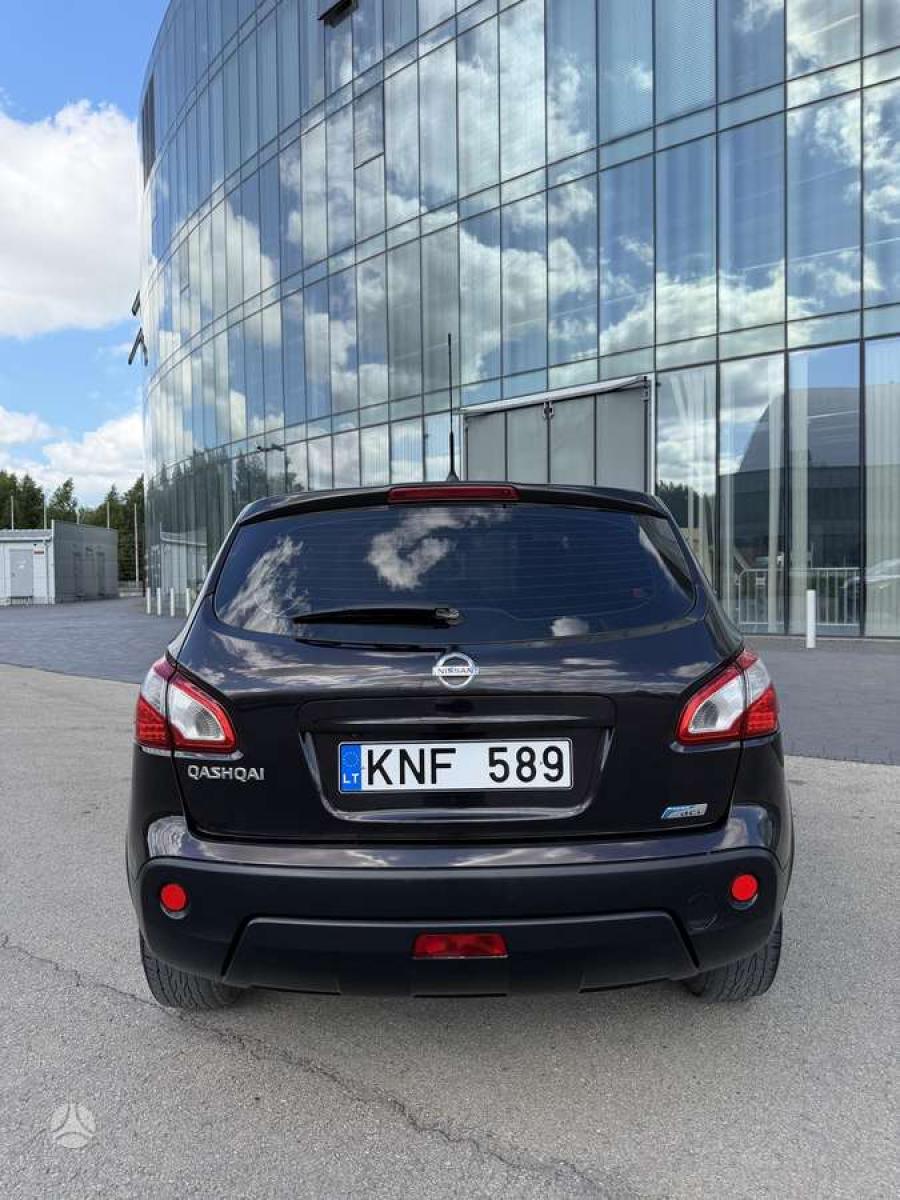 Black Nissan Qashqai 2010 in Siauliai, with an engine capacity of 1.46 L and mileage of 341 thousand km for 4600 €, photo 4 on AUTOMOTO.COM.LV