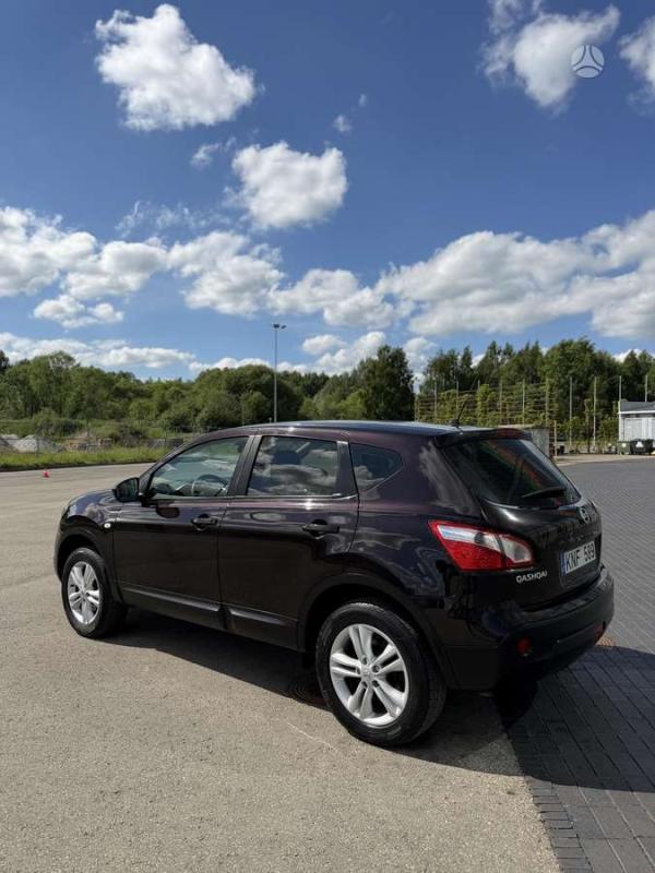 Black Nissan Qashqai 2010 in Siauliai, with an engine capacity of 1.46 L and mileage of 341 thousand km for 4600 €, photo 4 on AUTOMOTO.COM.LV
