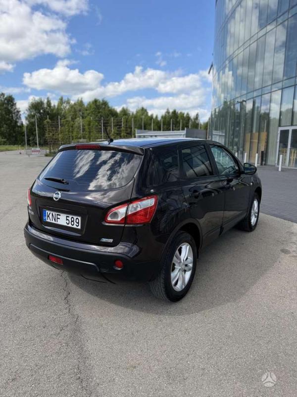 Black Nissan Qashqai 2010 in Siauliai, with an engine capacity of 1.46 L and mileage of 341 thousand km for 4600 €, photo 5 on AUTOMOTO.COM.LV