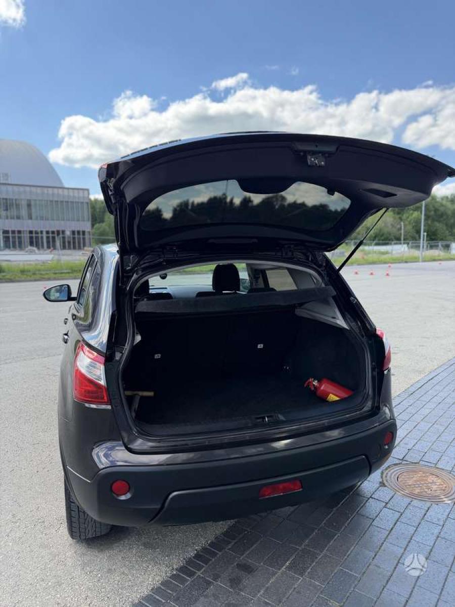Black Nissan Qashqai 2010 in Siauliai, with an engine capacity of 1.46 L and mileage of 341 thousand km for 4600 €, photo 9 on AUTOMOTO.COM.LV