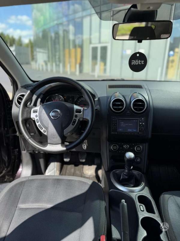 Black Nissan Qashqai 2010 in Siauliai, with an engine capacity of 1.46 L and mileage of 341 thousand km for 4600 €, photo 9 on AUTOMOTO.COM.LV