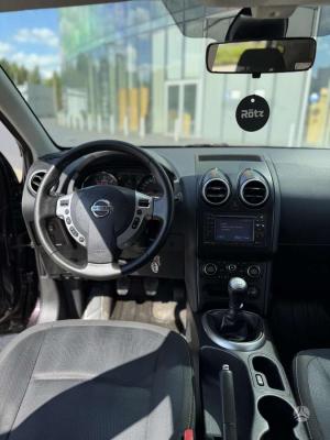 Black Nissan Qashqai 2010 in Siauliai, with an engine capacity of 1.46 L and mileage of 341 thousand km for 4600 €, photo 10 on AUTOMOTO.COM.LV