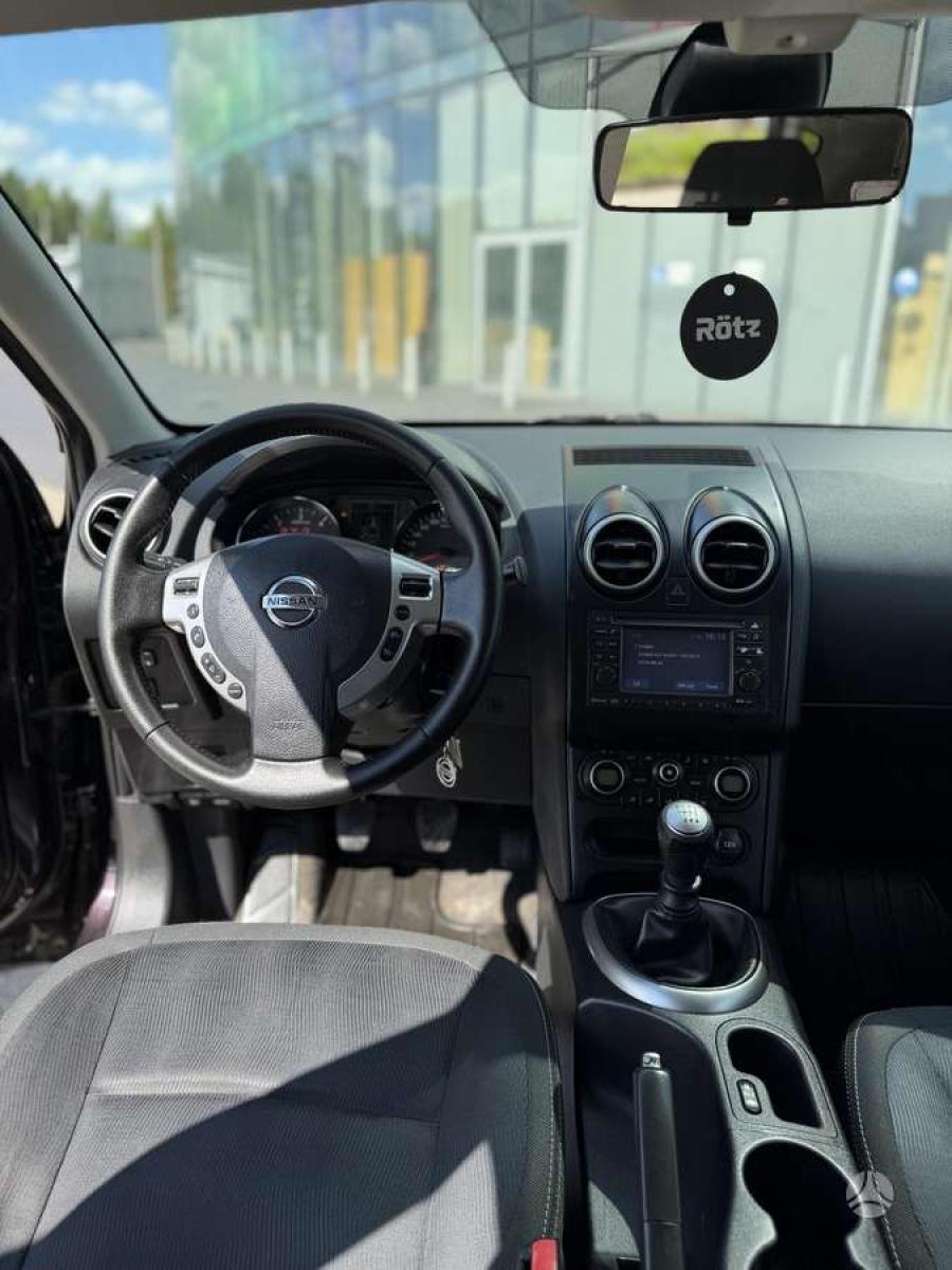 Black Nissan Qashqai 2010 in Siauliai, with an engine capacity of 1.46 L and mileage of 341 thousand km for 4600 €, photo 10 on AUTOMOTO.COM.LV