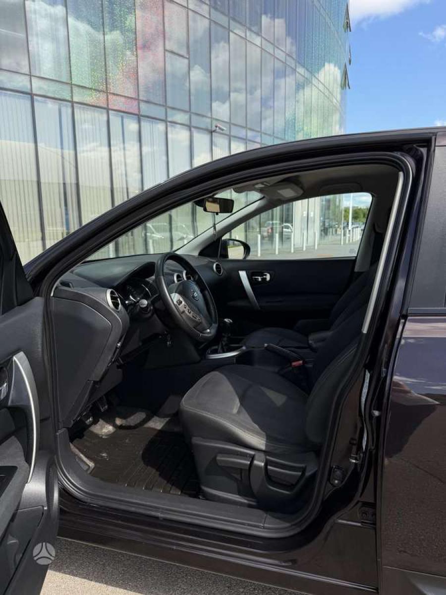 Black Nissan Qashqai 2010 in Siauliai, with an engine capacity of 1.46 L and mileage of 341 thousand km for 4600 €, photo 12 on AUTOMOTO.COM.LV