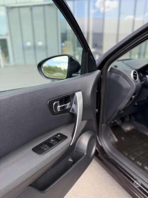 Black Nissan Qashqai 2010 in Siauliai, with an engine capacity of 1.46 L and mileage of 341 thousand km for 4600 €, photo 13 on AUTOMOTO.COM.LV