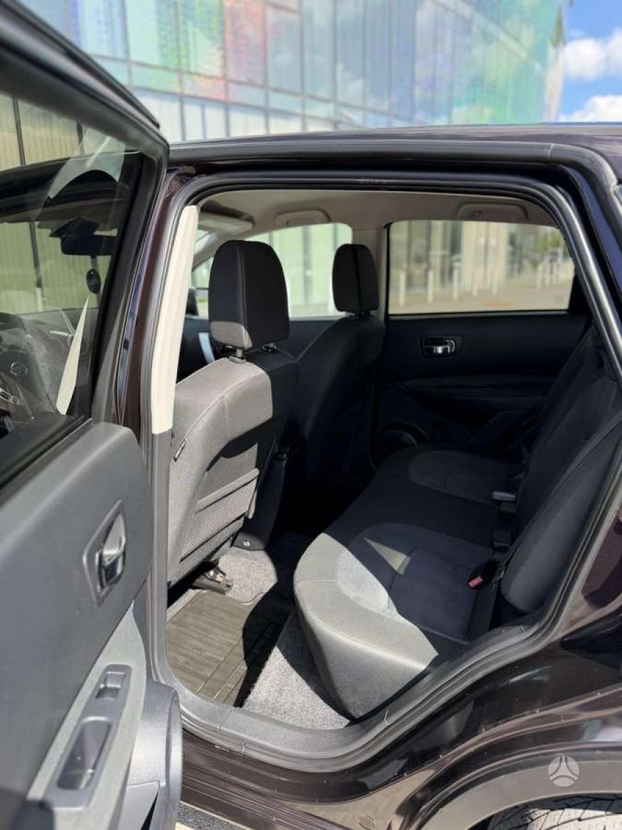 Black Nissan Qashqai 2010 in Siauliai, with an engine capacity of 1.46 L and mileage of 341 thousand km for 4600 €, photo 16 on AUTOMOTO.COM.LV