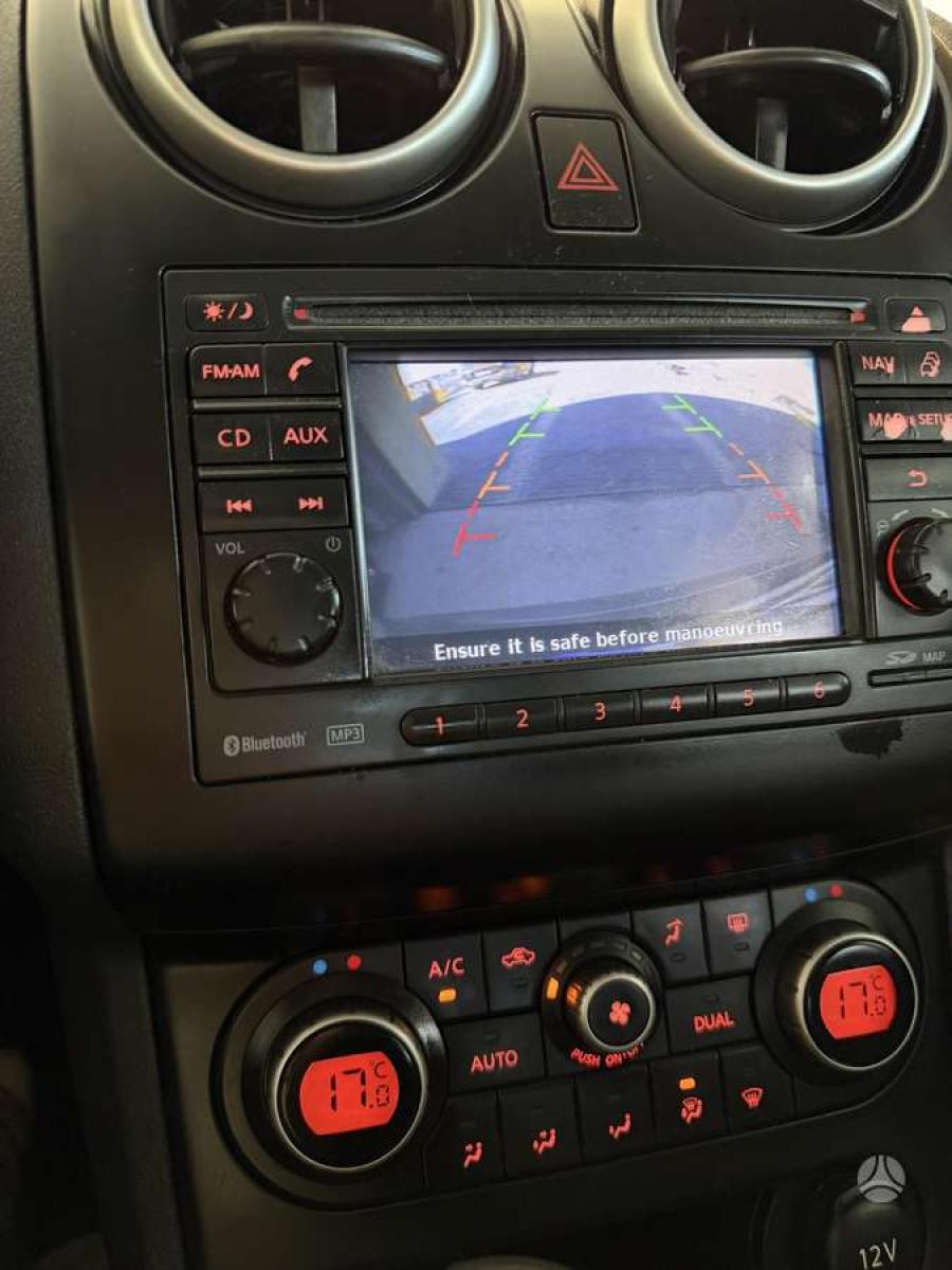 Black Nissan Qashqai 2010 in Siauliai, with an engine capacity of 1.46 L and mileage of 341 thousand km for 4600 €, photo 17 on AUTOMOTO.COM.LV