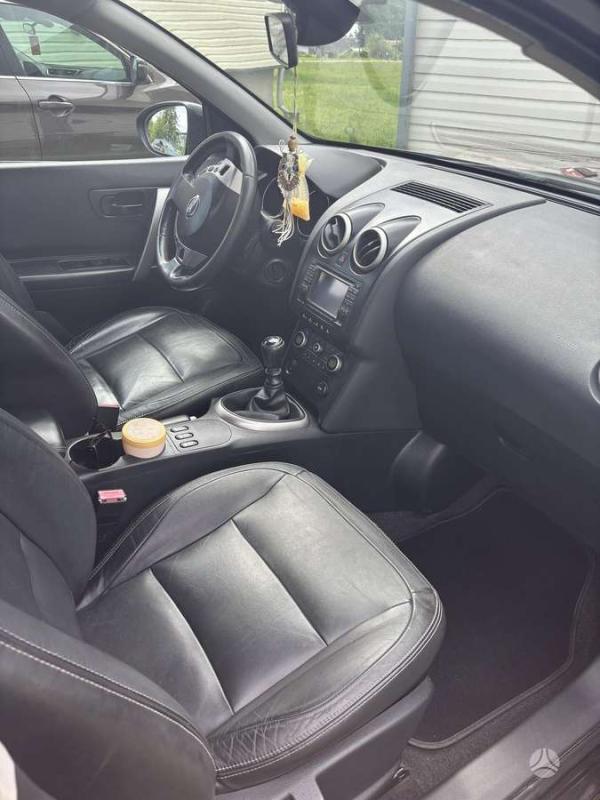 Black Nissan Qashqai 2010 in Ignalina, with an engine capacity of 1.46 L and mileage of 290 thousand km for 4000 €, photo 5 on AUTOMOTO.COM.LV
