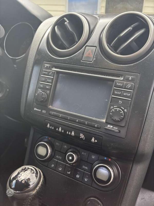 Black Nissan Qashqai 2010 in Ignalina, with an engine capacity of 1.46 L and mileage of 290 thousand km for 4000 €, photo 9 on AUTOMOTO.COM.LV