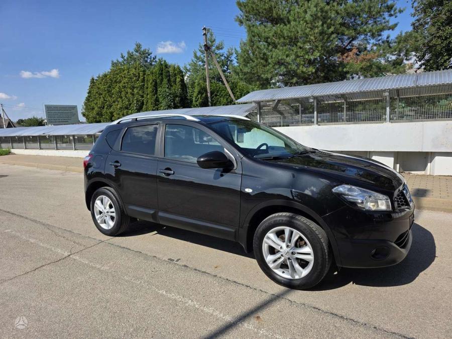Black Nissan Qashqai 2010 in Marijampole, with an engine capacity of 2.00 L and mileage of 189 thousand km for 4990 €, photo 3 on AUTOMOTO.COM.LV
