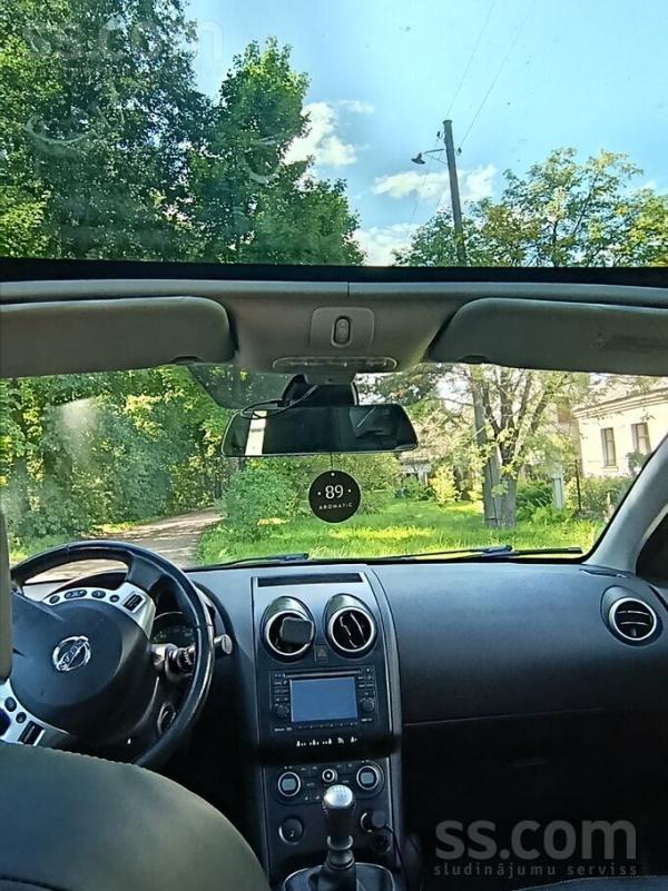 Black Nissan Qashqai 2010 in Daugavpils, with an engine capacity of 2.00 L and mileage of 208 thousand km for 5900 €, photo 4 on AUTOMOTO.COM.LV